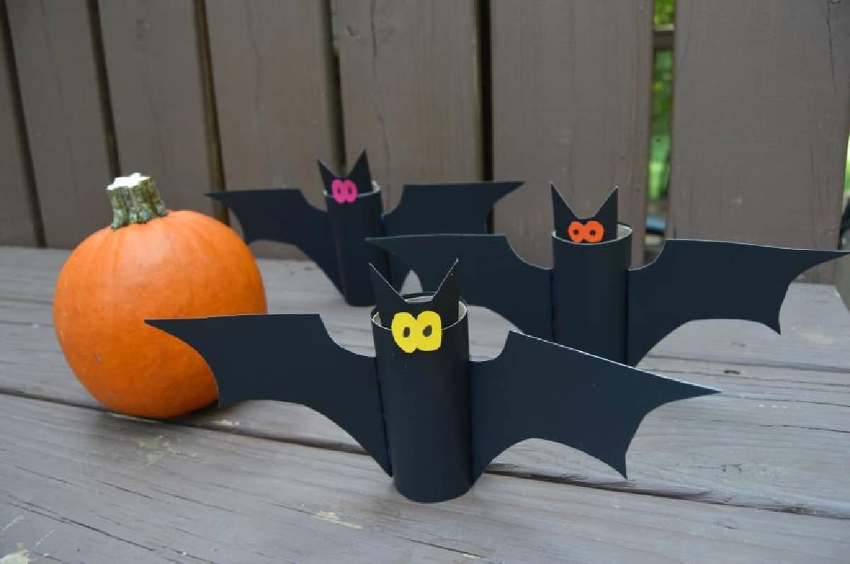 Fun and Easy Bat Craft for Kids: Flying Bats for Halloween