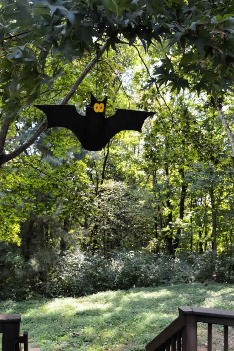 Fun and Easy Bat Craft for Kids: Flying Bats for Halloween